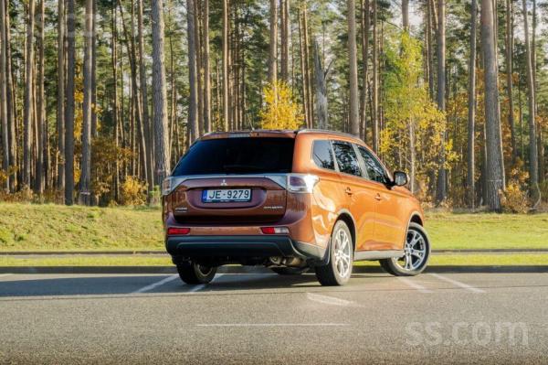 Brown Mitsubishi Outlander 2013 in Riga, with an engine capacity of 2.00 L and mileage of 170 thousand km for 7990 €, photo 5 on AUTOMOTO.COM.LV