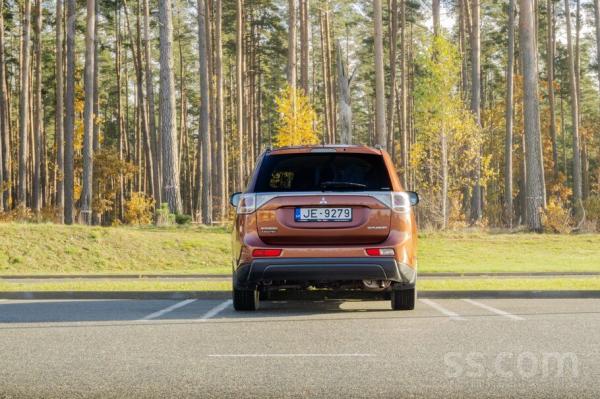 Brown Mitsubishi Outlander 2013 in Riga, with an engine capacity of 2.00 L and mileage of 170 thousand km for 7990 €, photo 6 on AUTOMOTO.COM.LV