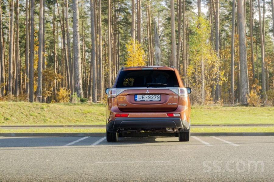 Brown Mitsubishi Outlander 2013 in Riga, with an engine capacity of 2.00 L and mileage of 170 thousand km for 7990 €, photo 6 on AUTOMOTO.COM.LV