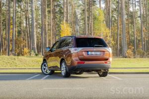 Brown Mitsubishi Outlander 2013 in Riga, with an engine capacity of 2.00 L and mileage of 170 thousand km for 7990 €, photo 7 on AUTOMOTO.COM.LV