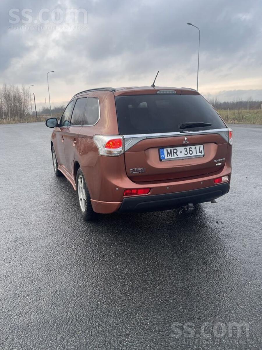 Brown Mitsubishi Outlander 2014 in Rezekne, with an engine capacity of 2.20 L and mileage of 318 thousand km for 5450 €, photo 3 on AUTOMOTO.COM.LV