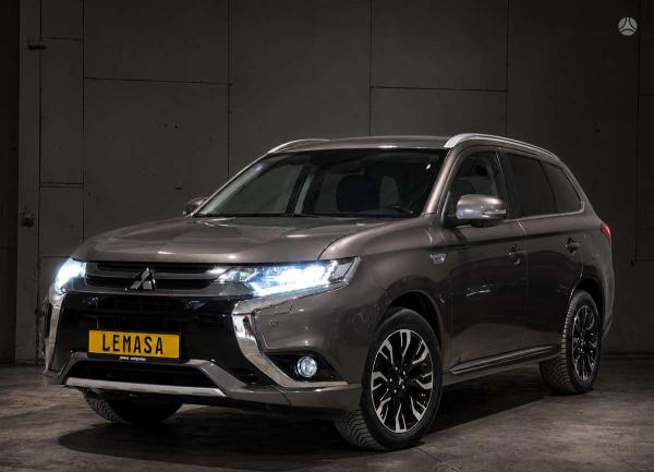 Mitsubishi Outlander 2015 in Klaipeda on AUTOMOTO.COM.LV Brown Mitsubishi Outlander 2015 in Klaipeda, with an engine capacity of 2.00 L and mileage of 192 thousand km for 13999 €, photo 1 on AUTOMOTO.COM.LV