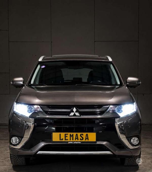 Mitsubishi Outlander 2015 in Klaipeda on AUTOMOTO.COM.LV Brown Mitsubishi Outlander 2015 in Klaipeda, with an engine capacity of 2.00 L and mileage of 192 thousand km for 13999 €, photo 7 on AUTOMOTO.COM.LV