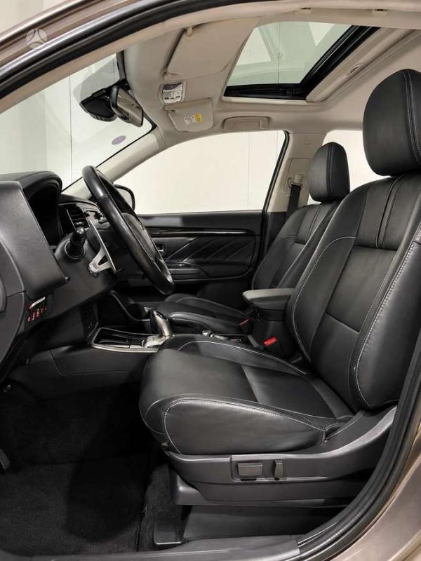 Mitsubishi Outlander 2015 in Klaipeda on AUTOMOTO.COM.LV Brown Mitsubishi Outlander 2015 in Klaipeda, with an engine capacity of 2.00 L and mileage of 192 thousand km for 13999 €, photo 11 on AUTOMOTO.COM.LV