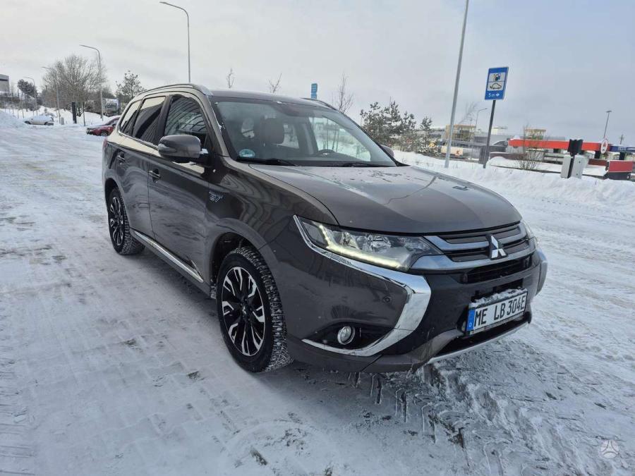Brown Mitsubishi Outlander 2016 in Vilnius, with an engine capacity of 2.00 L and mileage of 200 thousand km for 13800 €, photo 2 on AUTOMOTO.COM.LV