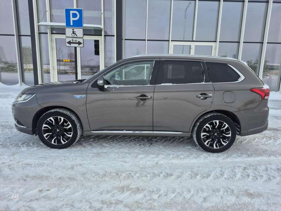 Brown Mitsubishi Outlander 2016 in Vilnius, with an engine capacity of 2.00 L and mileage of 200 thousand km for 13800 €, photo 4 on AUTOMOTO.COM.LV