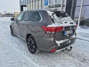 Brown Mitsubishi Outlander 2016 in Vilnius, with an engine capacity of 2.00 L and mileage of 200 thousand km for 13800 €, photo 5 on AUTOMOTO.COM.LV