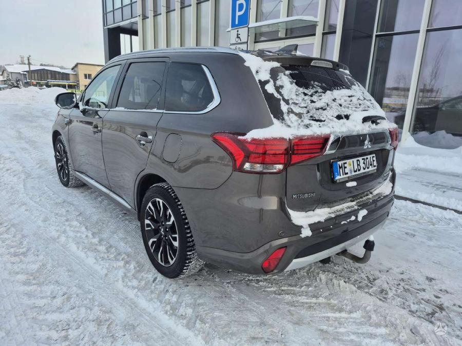 Brown Mitsubishi Outlander 2016 in Vilnius, with an engine capacity of 2.00 L and mileage of 200 thousand km for 13800 €, photo 5 on AUTOMOTO.COM.LV
