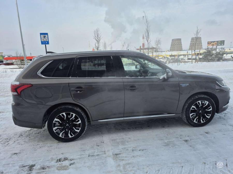Brown Mitsubishi Outlander 2016 in Vilnius, with an engine capacity of 2.00 L and mileage of 200 thousand km for 13800 €, photo 7 on AUTOMOTO.COM.LV