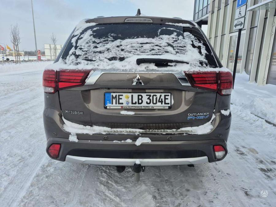 Brown Mitsubishi Outlander 2016 in Vilnius, with an engine capacity of 2.00 L and mileage of 200 thousand km for 13800 €, photo 8 on AUTOMOTO.COM.LV