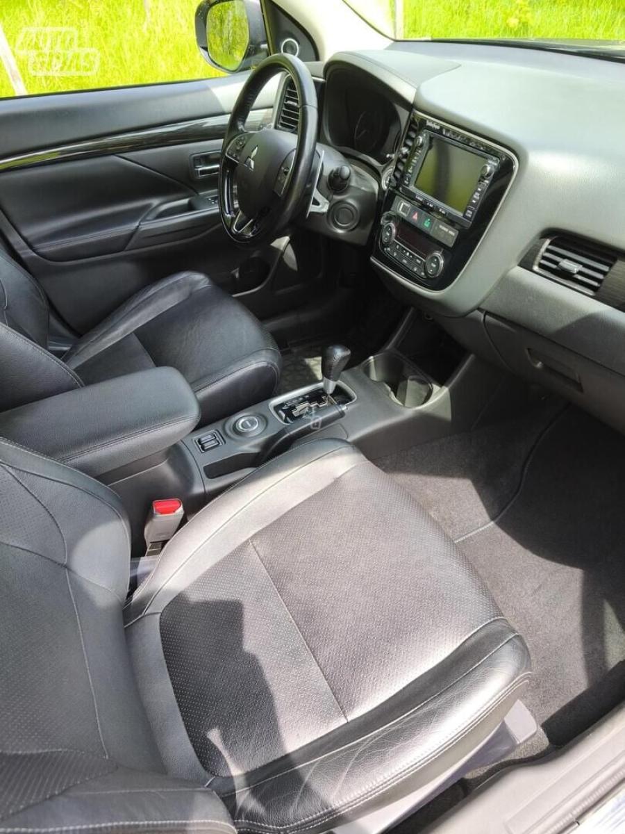 Brown Mitsubishi Outlander 2016 in Utena, with an engine capacity of 2.00 L and mileage of 222 thousand km for 11200 €, photo 7 on AUTOMOTO.COM.LV