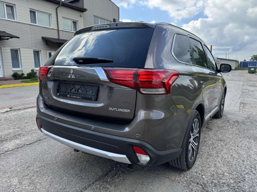 Brown Mitsubishi Outlander 2016 in Vilnius, with an engine capacity of 2.27 L and mileage of 293 thousand km for 9270 €, photo 4 on AUTOMOTO.COM.LV