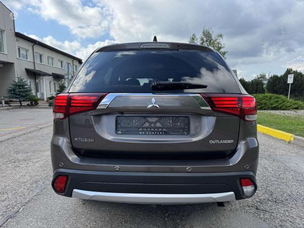 Brown Mitsubishi Outlander 2016 in Vilnius, with an engine capacity of 2.27 L and mileage of 293 thousand km for 9270 €, photo 4 on AUTOMOTO.COM.LV