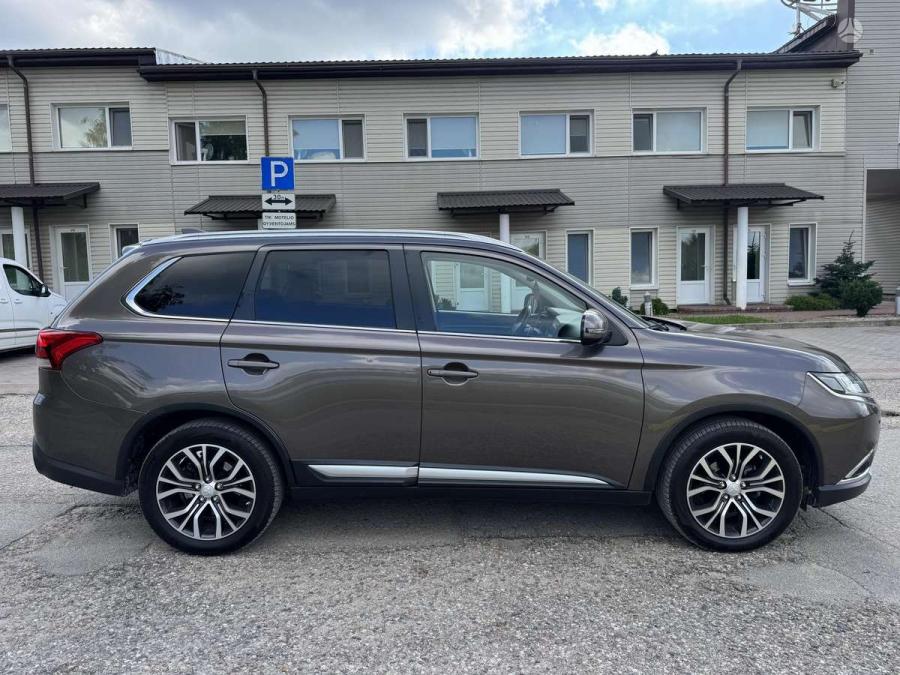 Brown Mitsubishi Outlander 2016 in Vilnius, with an engine capacity of 2.27 L and mileage of 293 thousand km for 9270 €, photo 7 on AUTOMOTO.COM.LV