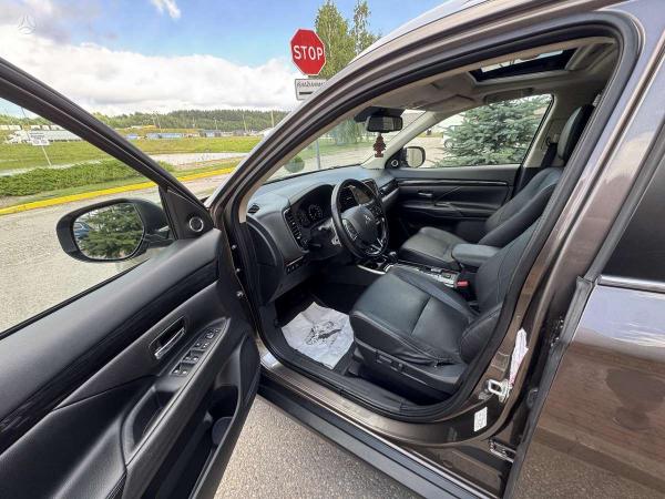 Brown Mitsubishi Outlander 2016 in Vilnius, with an engine capacity of 2.27 L and mileage of 293 thousand km for 9270 €, photo 9 on AUTOMOTO.COM.LV