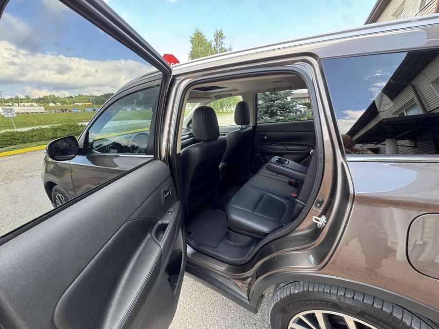 Brown Mitsubishi Outlander 2016 in Vilnius, with an engine capacity of 2.27 L and mileage of 293 thousand km for 9270 €, photo 11 on AUTOMOTO.COM.LV
