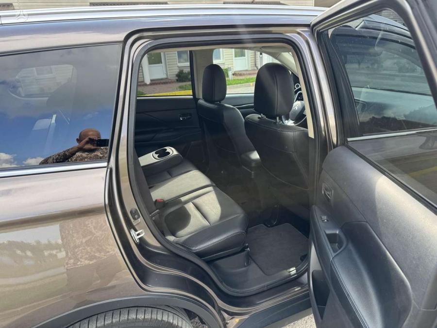 Brown Mitsubishi Outlander 2016 in Vilnius, with an engine capacity of 2.27 L and mileage of 293 thousand km for 9270 €, photo 13 on AUTOMOTO.COM.LV