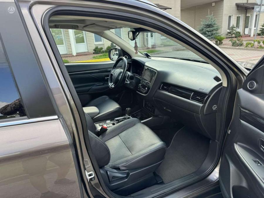 Brown Mitsubishi Outlander 2016 in Vilnius, with an engine capacity of 2.27 L and mileage of 293 thousand km for 9270 €, photo 14 on AUTOMOTO.COM.LV