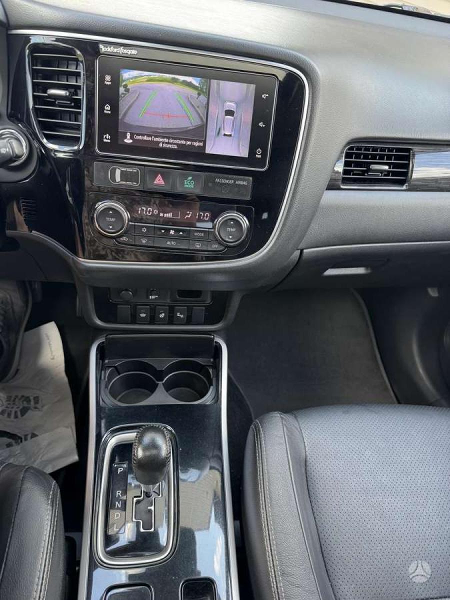 Brown Mitsubishi Outlander 2016 in Vilnius, with an engine capacity of 2.27 L and mileage of 293 thousand km for 9270 €, photo 20 on AUTOMOTO.COM.LV