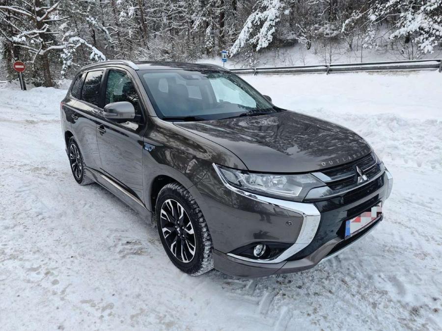 Brown Mitsubishi Outlander 2017 in Vilnius, with an engine capacity of 2.00 L and mileage of 116 thousand km for 15800 €, photo 3 on AUTOMOTO.COM.LV