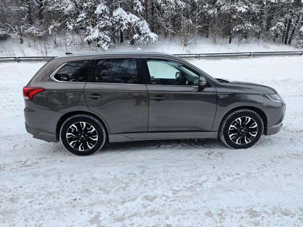 Brown Mitsubishi Outlander 2017 in Vilnius, with an engine capacity of 2.00 L and mileage of 116 thousand km for 15800 €, photo 4 on AUTOMOTO.COM.LV