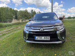 Brown Mitsubishi Outlander 2017 in Siauliai, with an engine capacity of 2.00 L and mileage of 126 thousand km for 13000 €, photo 3 on AUTOMOTO.COM.LV