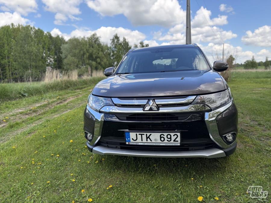 Brown Mitsubishi Outlander 2017 in Siauliai, with an engine capacity of 2.00 L and mileage of 126 thousand km for 13000 €, photo 3 on AUTOMOTO.COM.LV