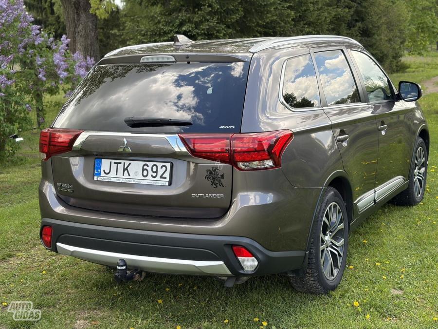 Brown Mitsubishi Outlander 2017 in Siauliai, with an engine capacity of 2.00 L and mileage of 126 thousand km for 13000 €, photo 7 on AUTOMOTO.COM.LV