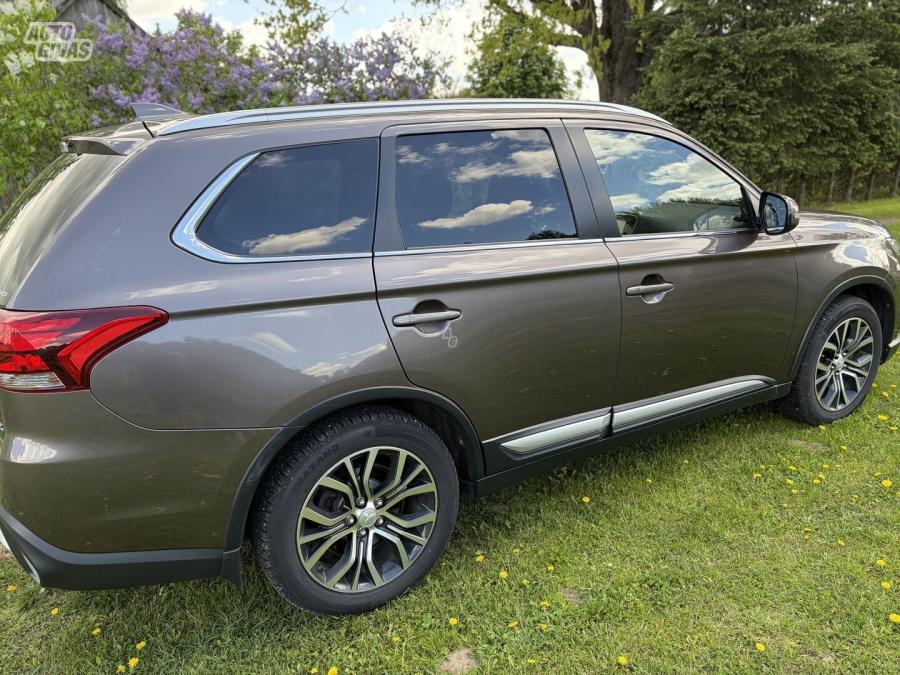 Brown Mitsubishi Outlander 2017 in Siauliai, with an engine capacity of 2.00 L and mileage of 126 thousand km for 13000 €, photo 13 on AUTOMOTO.COM.LV