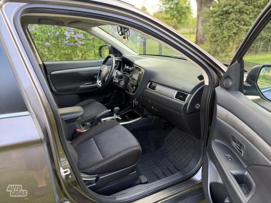Brown Mitsubishi Outlander 2017 in Siauliai, with an engine capacity of 2.00 L and mileage of 126 thousand km for 13000 €, photo 16 on AUTOMOTO.COM.LV