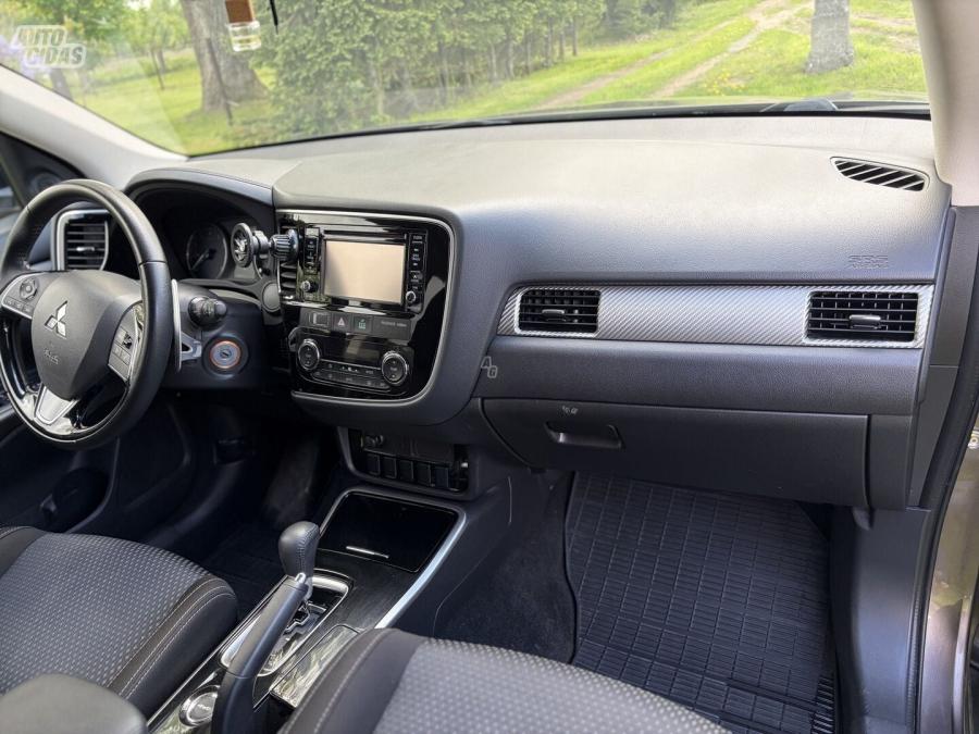 Brown Mitsubishi Outlander 2017 in Siauliai, with an engine capacity of 2.00 L and mileage of 126 thousand km for 13000 €, photo 17 on AUTOMOTO.COM.LV