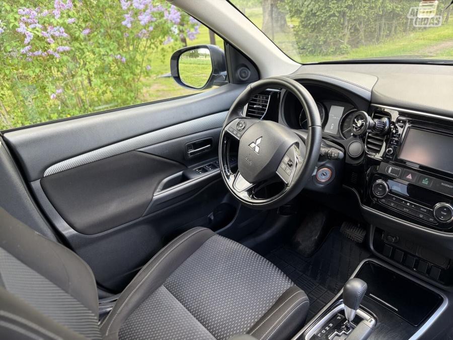Brown Mitsubishi Outlander 2017 in Siauliai, with an engine capacity of 2.00 L and mileage of 126 thousand km for 13000 €, photo 18 on AUTOMOTO.COM.LV