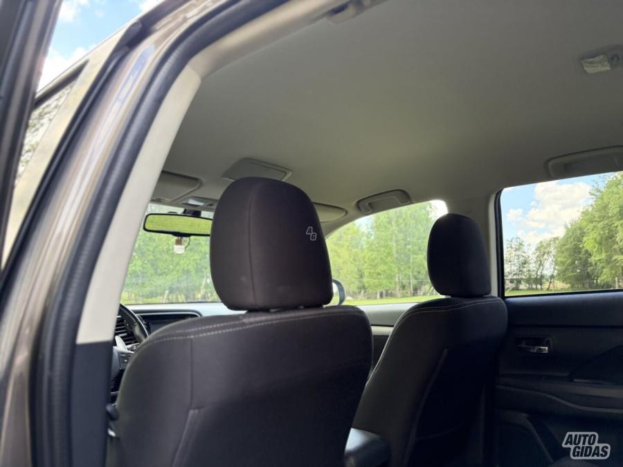 Brown Mitsubishi Outlander 2017 in Siauliai, with an engine capacity of 2.00 L and mileage of 126 thousand km for 13000 €, photo 21 on AUTOMOTO.COM.LV