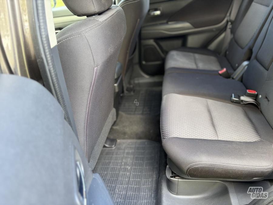 Brown Mitsubishi Outlander 2017 in Siauliai, with an engine capacity of 2.00 L and mileage of 126 thousand km for 13000 €, photo 22 on AUTOMOTO.COM.LV