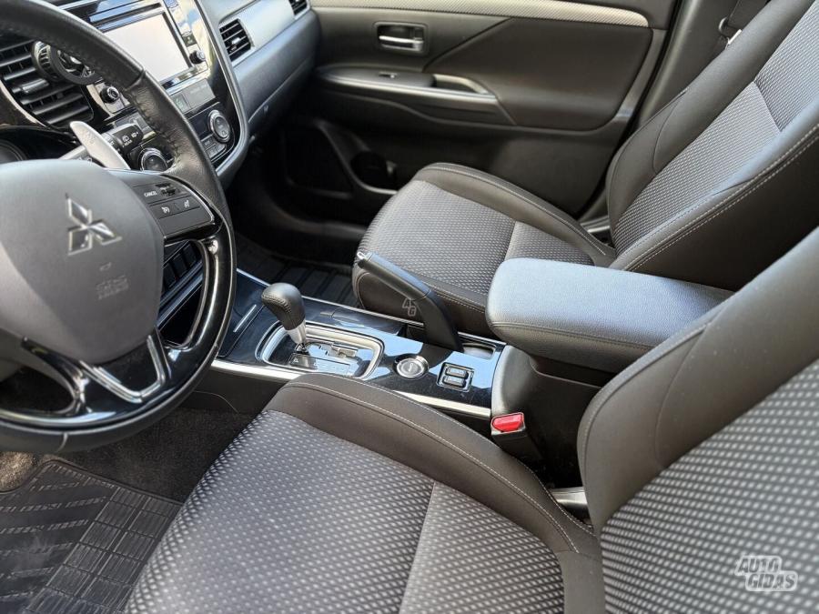 Brown Mitsubishi Outlander 2017 in Siauliai, with an engine capacity of 2.00 L and mileage of 126 thousand km for 13000 €, photo 26 on AUTOMOTO.COM.LV