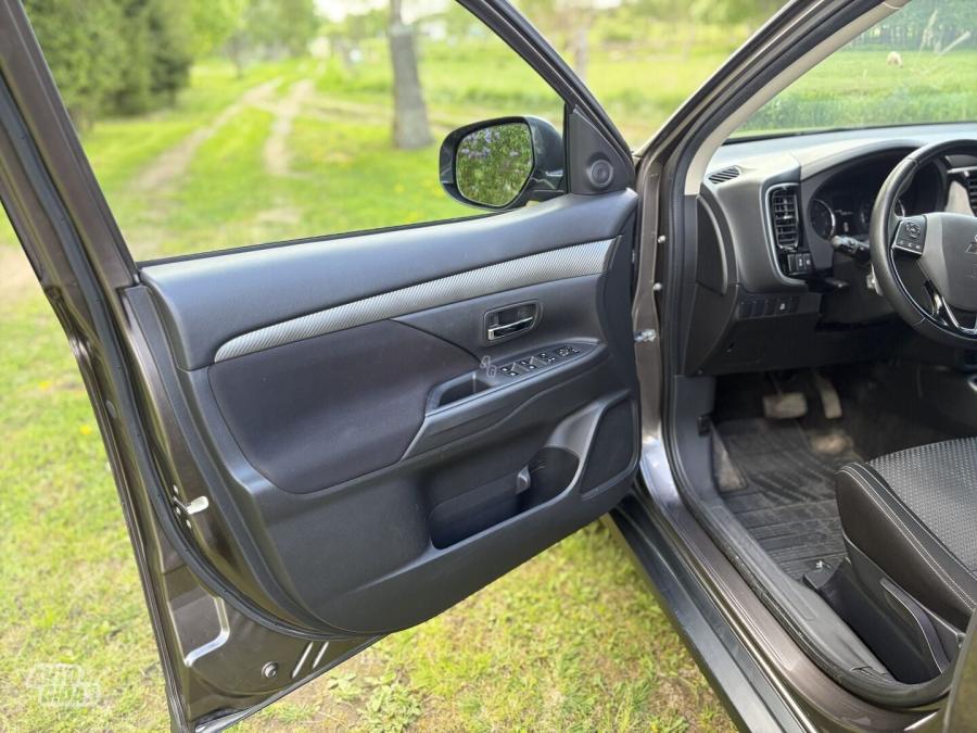 Brown Mitsubishi Outlander 2017 in Siauliai, with an engine capacity of 2.00 L and mileage of 126 thousand km for 13000 €, photo 27 on AUTOMOTO.COM.LV
