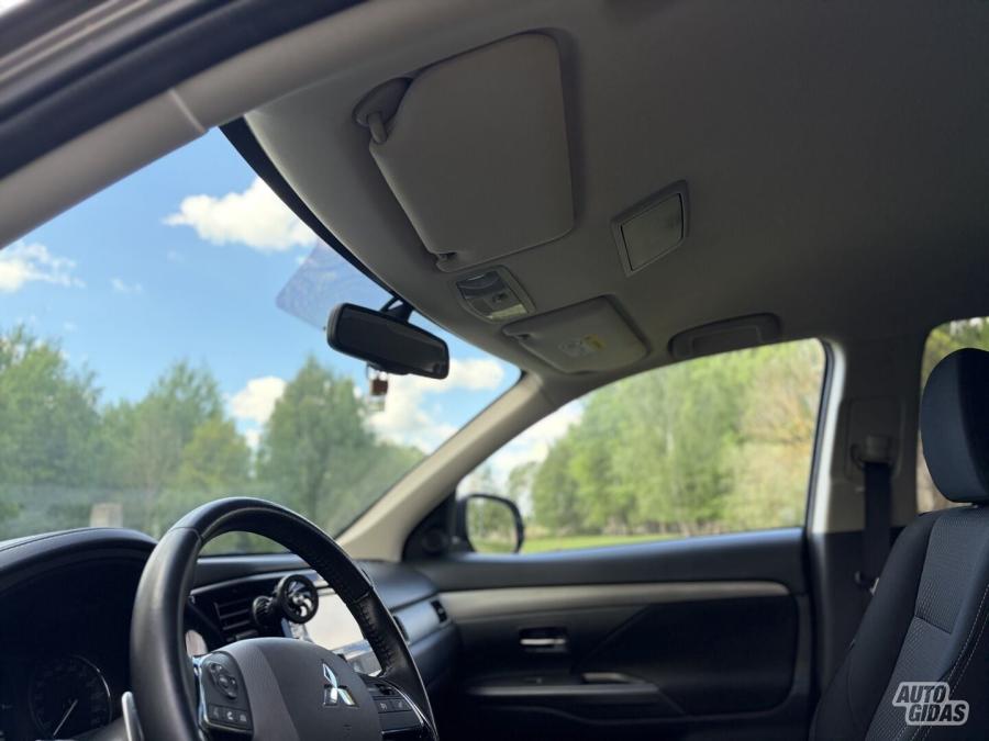 Brown Mitsubishi Outlander 2017 in Siauliai, with an engine capacity of 2.00 L and mileage of 126 thousand km for 13000 €, photo 29 on AUTOMOTO.COM.LV
