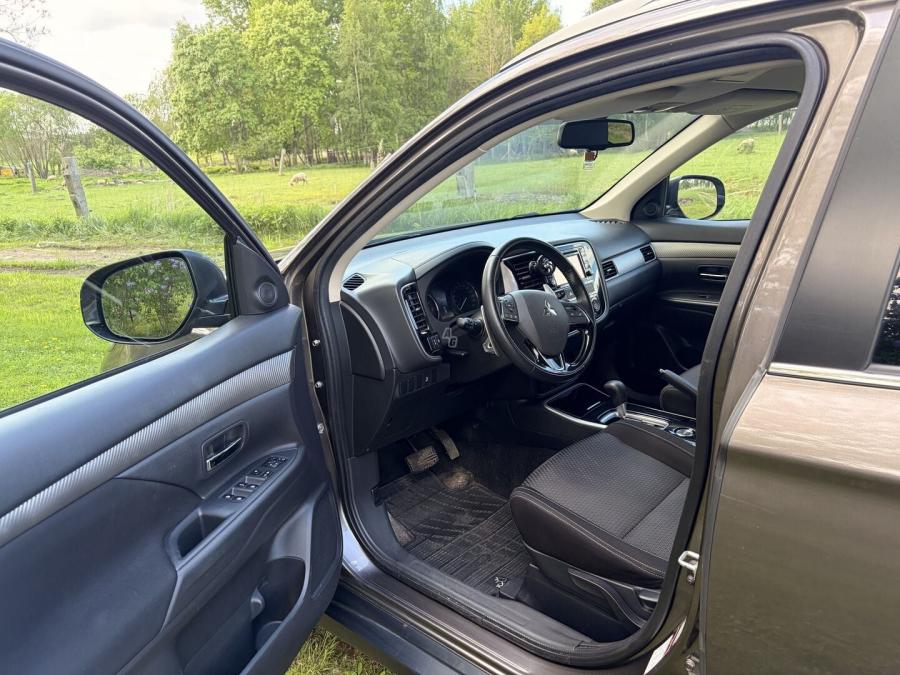 Brown Mitsubishi Outlander 2017 in Siauliai, with an engine capacity of 2.00 L and mileage of 126 thousand km for 13000 €, photo 30 on AUTOMOTO.COM.LV