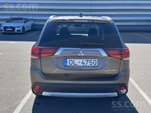 Brūns Mitsubishi Outlander 2017 Rīga, ar dzinēja tilpumu 2.30 L un nobraukumu 184 tūkst. km par 11900 €, foto 5 vietnē AUTOMOTO.COM.LV