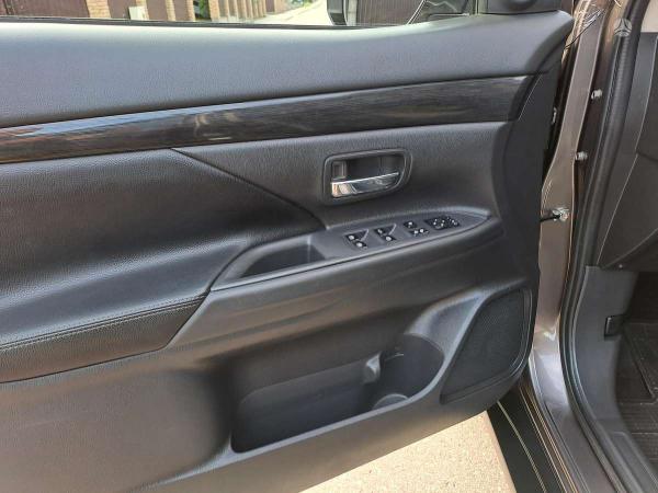 Brown Mitsubishi Outlander 2017 in Prienai, with an engine capacity of 2.27 L and mileage of 243 thousand km for 10600 €, photo 9 on AUTOMOTO.COM.LV