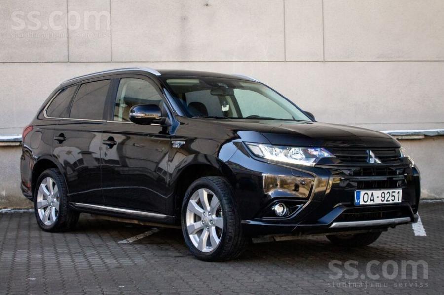 Brown Mitsubishi Outlander 2017 in Riga, with an engine capacity of 2.10 L and mileage of 260 thousand km for 14100 €, photo 3 on AUTOMOTO.COM.LV