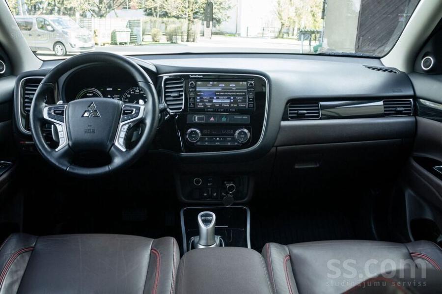 Brown Mitsubishi Outlander 2017 in Riga, with an engine capacity of 2.10 L and mileage of 260 thousand km for 14100 €, photo 10 on AUTOMOTO.COM.LV