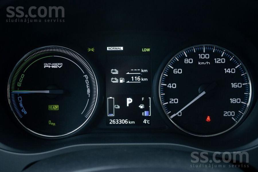 Brown Mitsubishi Outlander 2017 in Riga, with an engine capacity of 2.10 L and mileage of 260 thousand km for 14100 €, photo 19 on AUTOMOTO.COM.LV