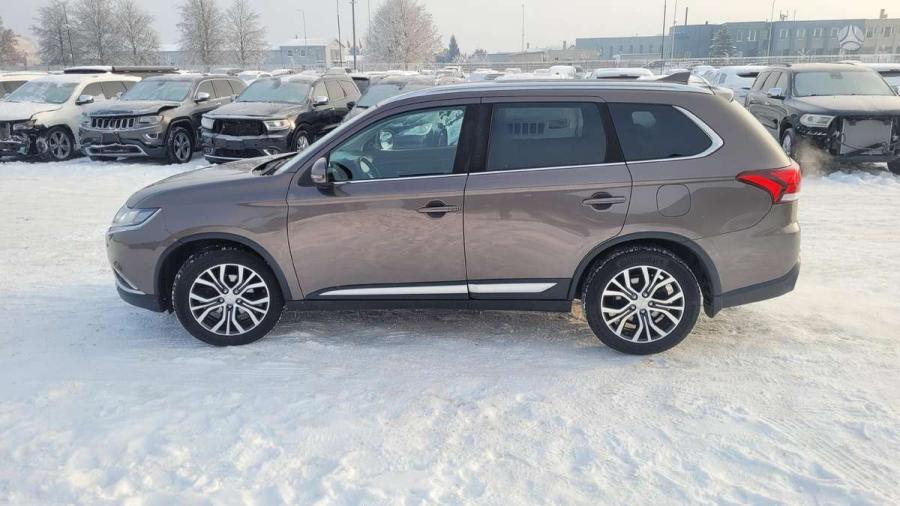 Brown Mitsubishi Outlander 2018 in Siauliai, with an engine capacity of 2.27 L and mileage of 237 thousand km for 10700 €, photo 3 on AUTOMOTO.COM.LV