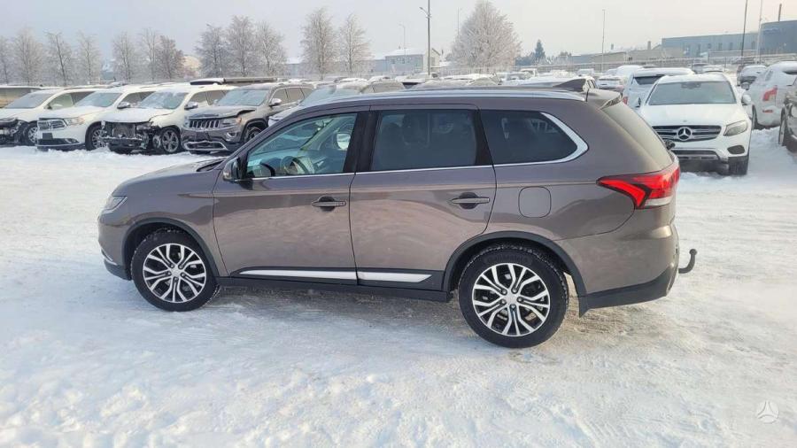 Brown Mitsubishi Outlander 2018 in Siauliai, with an engine capacity of 2.27 L and mileage of 237 thousand km for 10700 €, photo 4 on AUTOMOTO.COM.LV