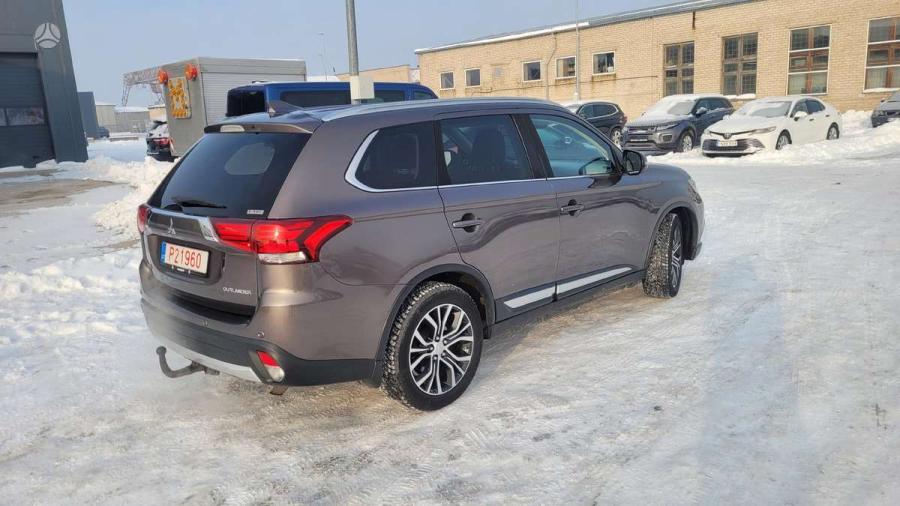Brown Mitsubishi Outlander 2018 in Siauliai, with an engine capacity of 2.27 L and mileage of 237 thousand km for 10700 €, photo 8 on AUTOMOTO.COM.LV