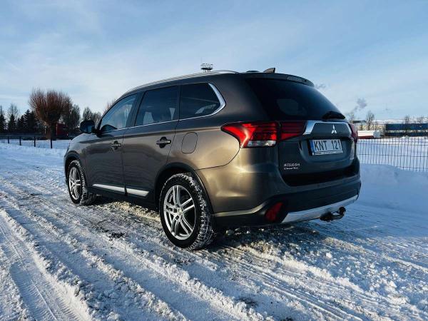 Brown Mitsubishi Outlander 2018 in Mazeikiai, with an engine capacity of 2.00 L and mileage of 135 thousand km for 14999 €, photo 4 on AUTOMOTO.COM.LV