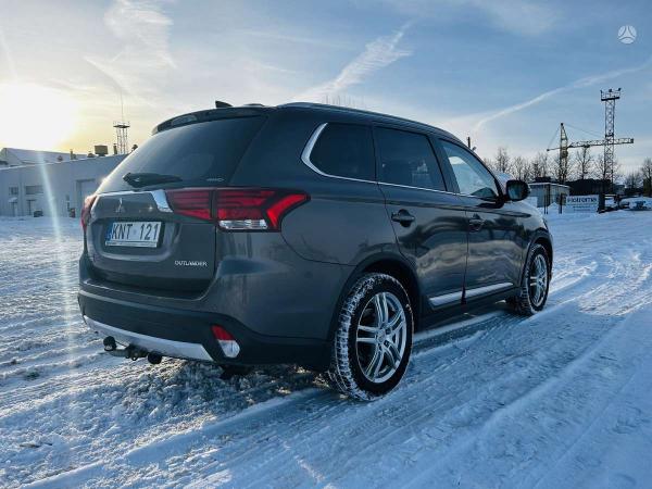 Brown Mitsubishi Outlander 2018 in Mazeikiai, with an engine capacity of 2.00 L and mileage of 135 thousand km for 14999 €, photo 6 on AUTOMOTO.COM.LV