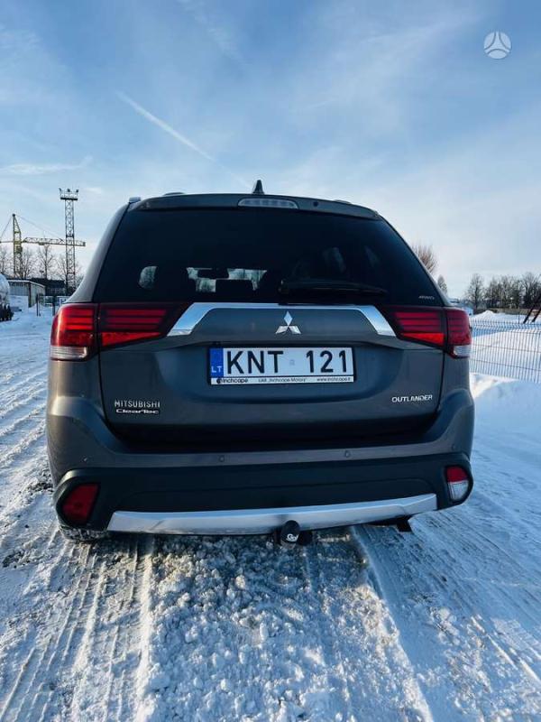 Brown Mitsubishi Outlander 2018 in Mazeikiai, with an engine capacity of 2.00 L and mileage of 135 thousand km for 14999 €, photo 8 on AUTOMOTO.COM.LV