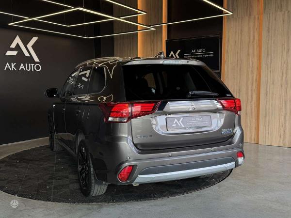 Brown Mitsubishi Outlander 2018 in Kaunas, with an engine capacity of 2.00 L and mileage of 150 thousand km for 14990 €, photo 9 on AUTOMOTO.COM.LV